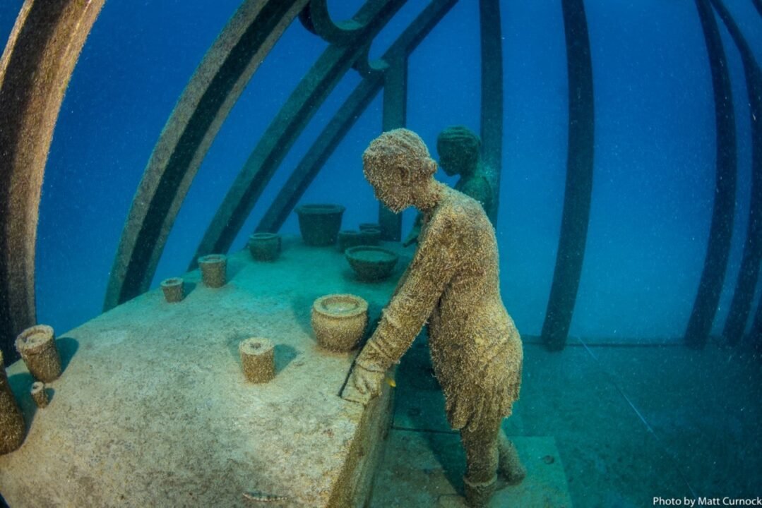 Conheça o Museu de Arte Subaquática, com seu acervo totalmente submerso
